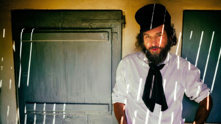 Vinicio Capossela, il significato delle “Tredici Canzoni Urgenti”