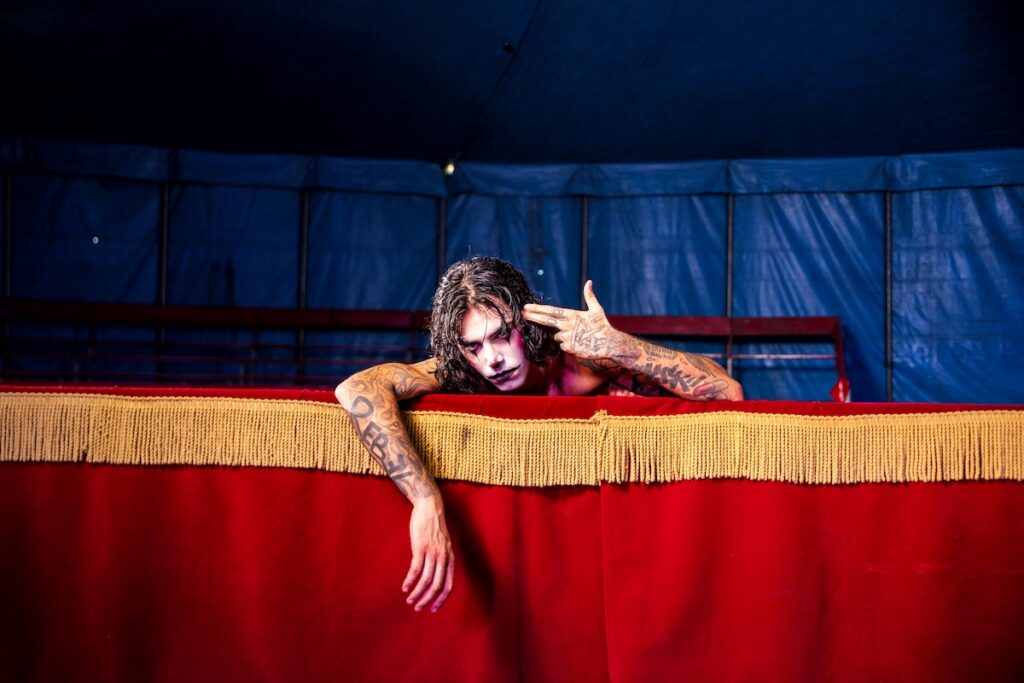 Naska, il significato di tutte le canzoni dell'album "The Freak Show ...