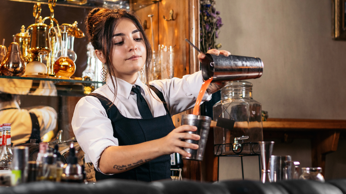 Giornata Mondiale dei Bartender, 10 canzoni per celebrare i professionisti della mixology ...